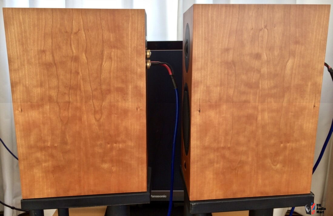 A Pair Linn Katan speakers Cherry, with stands Photo #1998262 - UK ...