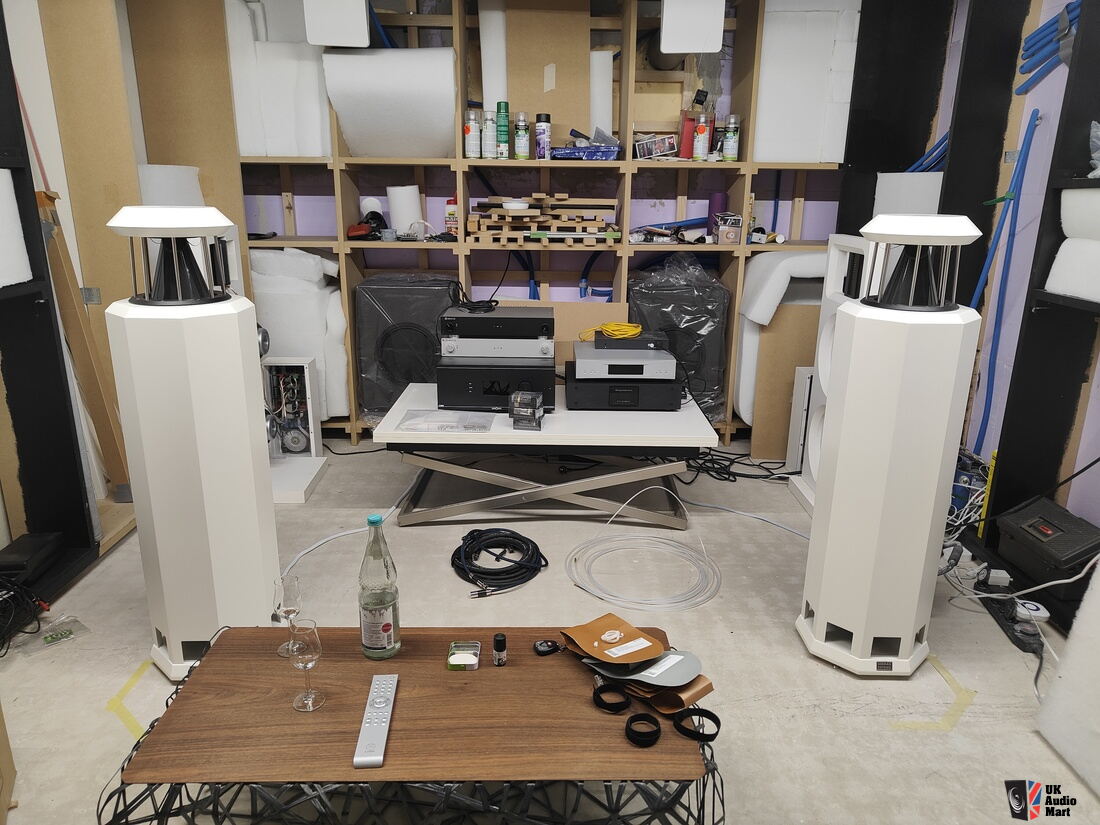 Unique German Physiks HRS-130 loudspeakers with 2 amplifiers with ...