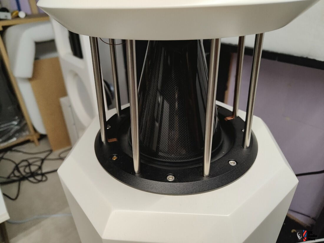 Unique German Physiks HRS-130 loudspeakers with 2 amplifiers with ...